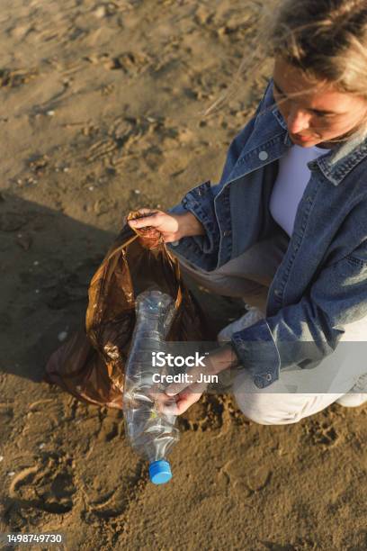 Relawan Wanita Mengumpulkan Sampah Plastik Di Pantai Untuk
