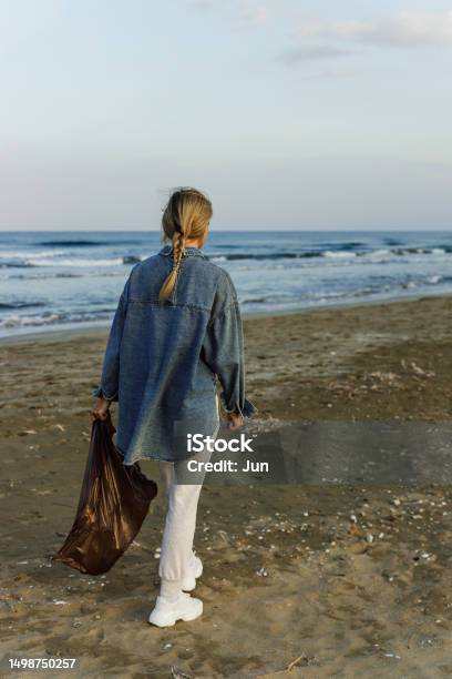 Relawan Perempuan Mengumpulkan Sampah Plastik Di Pantai Untuk