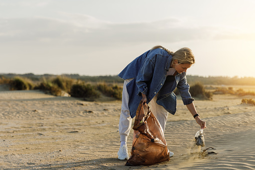 Relawan Perempuan Mengumpulkan Sampah Plastik Di Pantai Untuk