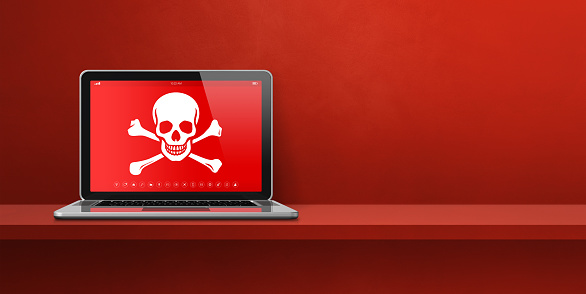 Laptop Di Rak Dengan Simbol Bajak Laut Di Layar Konsep Peretasan Foto