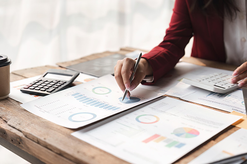 Kolaborasi Tim Bisnis Membahas Bekerja Menganalisis Dengan Grafik