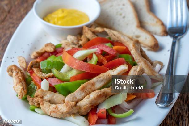 Fillet Ayam Panggang Dengan Sayuran Dan Roti Di Atas Piring Putih