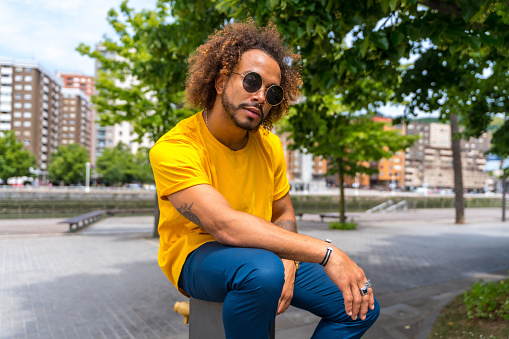 Potret Seorang Pria Berambut Afro Dengan Kaos Kuning Potret Di Kota ... Potret Seorang Pria Berambut Afro Dengan Kaos Kuning Potret Di Kota ...