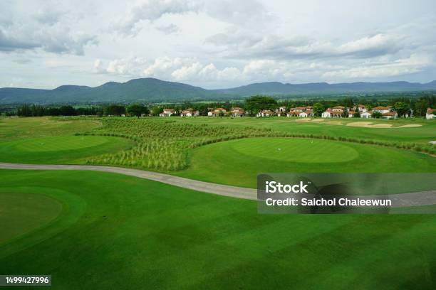 Pemandangan Lapangan Golf Yang Indah Dengan Latar Belakang Lanskap ... Pemandangan Lapangan Golf Yang Indah Dengan Latar Belakang Lanskap ...