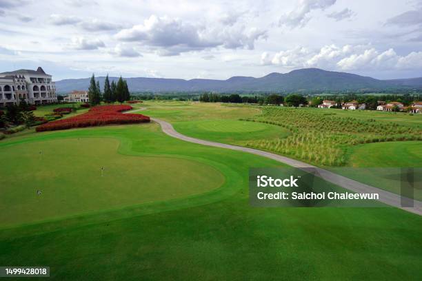 Pemandangan Lapangan Golf Yang Indah Dengan Latar Belakang Lanskap ... Pemandangan Lapangan Golf Yang Indah Dengan Latar Belakang Lanskap ...