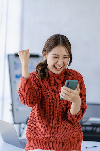 Akuntan Wanita Muda Asia Yang Menarik Dan Bahagia Atau Karyawan Wanita ... Akuntan Wanita Muda Asia Yang Menarik Dan Bahagia Atau Karyawan Wanita ...