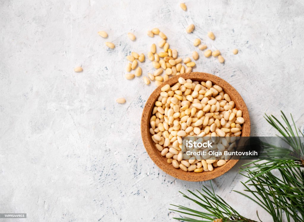 Kacang Pinus Di Piring Kayu Dan Tersebar Di Latar Belakang Tekstur
