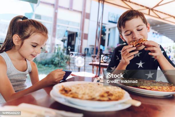 Kakak Dan Adik Makan Pizza Di Restoran Waktunya Pizza Potret Anak Foto ... Kakak Dan Adik Makan Pizza Di Restoran Waktunya Pizza Potret Anak Foto ...