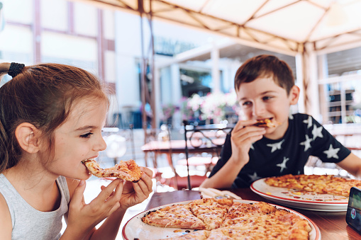 Kakak Dan Adik Makan Pizza Di Restoran Waktunya Pizza Potret Anak Foto ... Kakak Dan Adik Makan Pizza Di Restoran Waktunya Pizza Potret Anak Foto ...