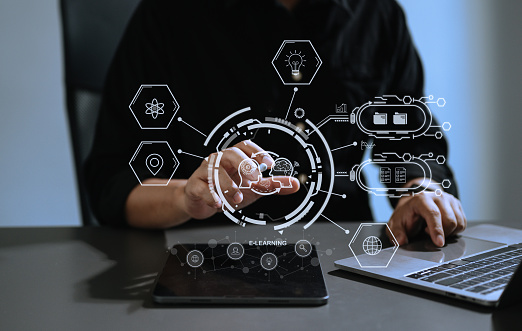 Pria Menggunakan Bot Obrolan Di Smartphone Kecerdasan Ai Mengobrol ... Pria Menggunakan Bot Obrolan Di Smartphone Kecerdasan Ai Mengobrol ...
