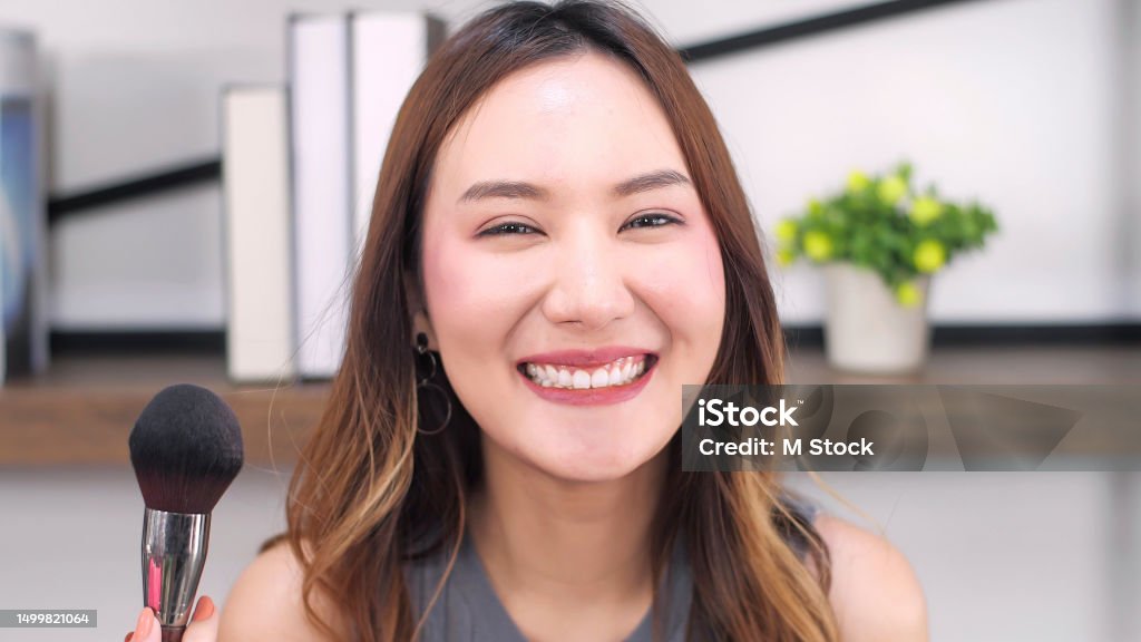 Potret Wanita Muda Asia Yang Bahagia Dan Sangat Gembira Memegang Kuas ... Potret Wanita Muda Asia Yang Bahagia Dan Sangat Gembira Memegang Kuas ...