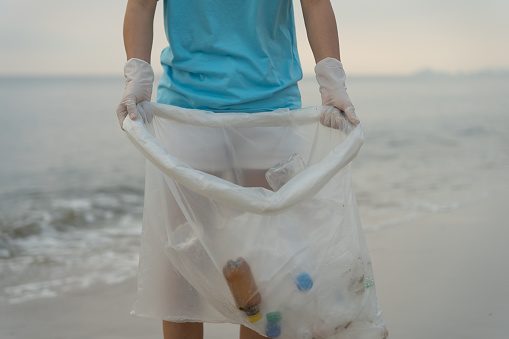 Hemat Lautan Relawan Memungut Sampah Sampah Di Pantai Dan Botol Plastik