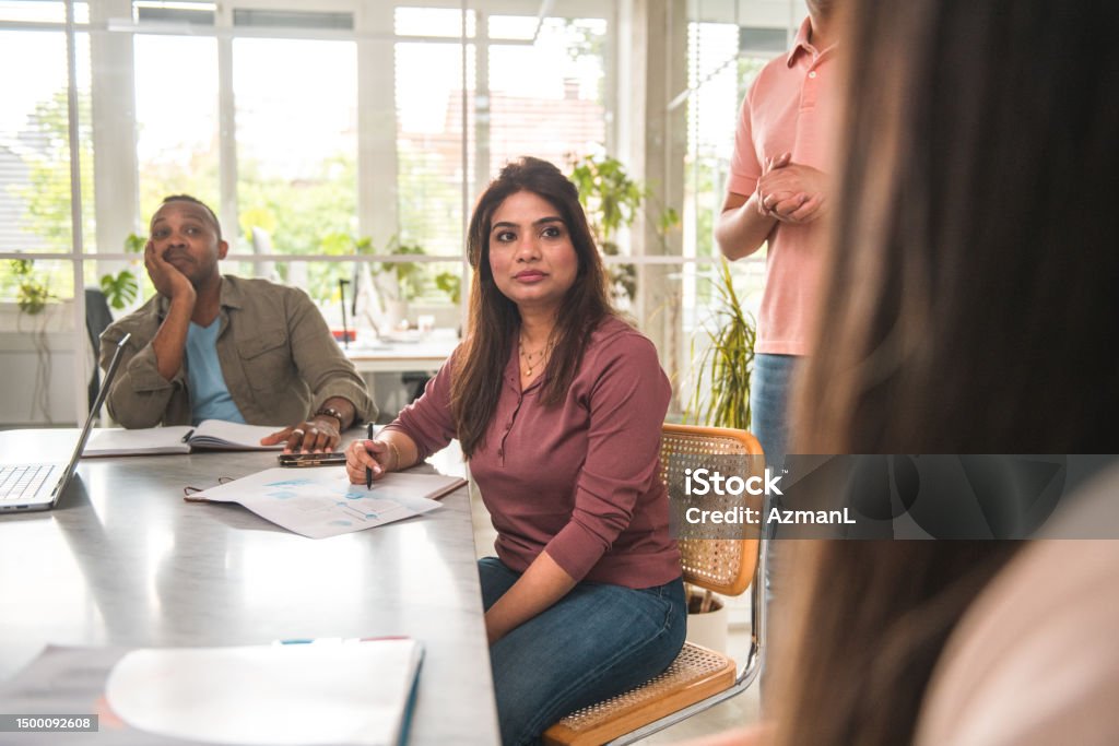 Lingkungan Kantor Kolaboratif Tim Multikultural Brainstorming Ide Baru