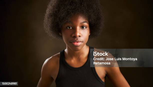 Potret Seorang Wanita Kulit Hitam Muda Yang Cantik Dengan Rambut Afro ... Potret Seorang Wanita Kulit Hitam Muda Yang Cantik Dengan Rambut Afro ...