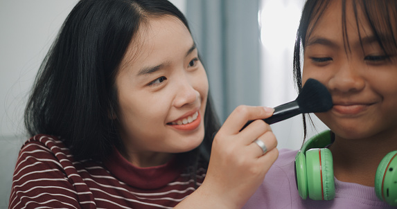 Photo Libre De Droit De Jeune Femme Asiatique Gen Z Applique De La