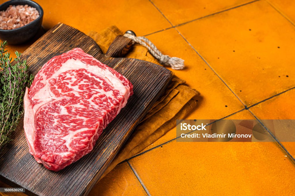 Prime Raw Wagyu Rib Eye Daging Sapi Steak Daging Di Papan Kayu Latar