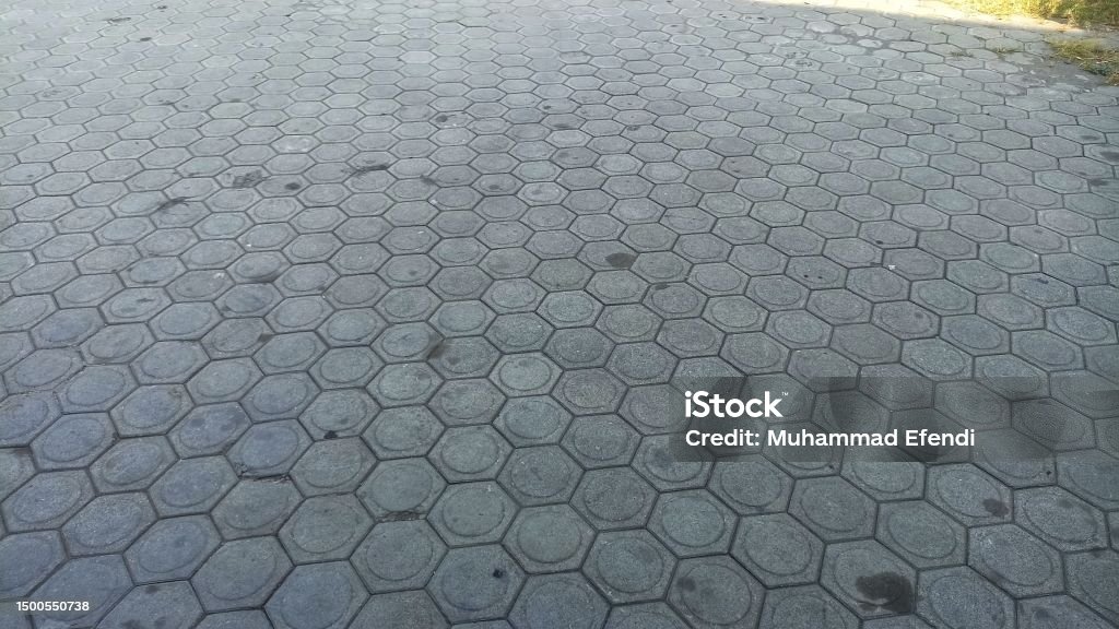 Lihat Trotoar Batu Bata Abuabu Monoton Di Tanah Untuk Jalan Setapak