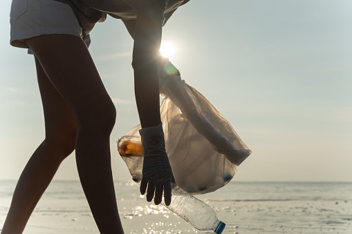 Hemat Air Relawan Memungut Sampah Di Pantai Dan Botol Plastik Sulit