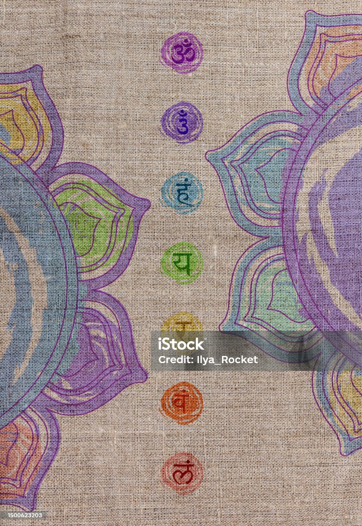 Simbol Chakra Pada Kain Linen Kasar Mandala Berwarnawarni Dengan Latar ... Simbol Chakra Pada Kain Linen Kasar Mandala Berwarnawarni Dengan Latar ...