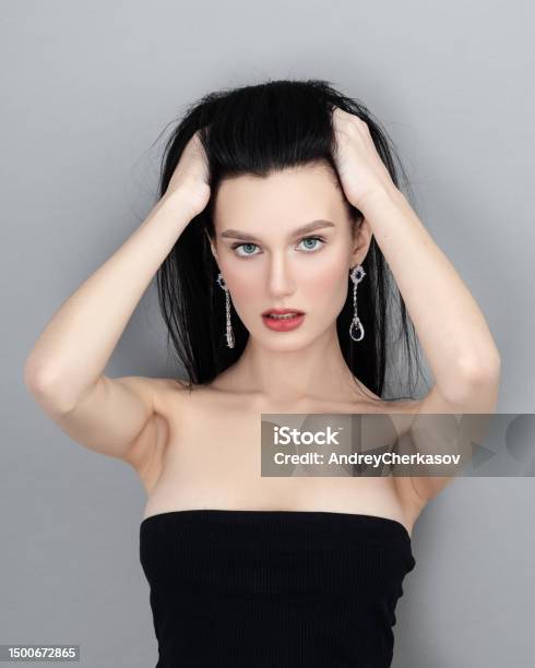 Potret Closeup Gadis Model Berambut Cokelat Cantik Dengan Rambut Lurus