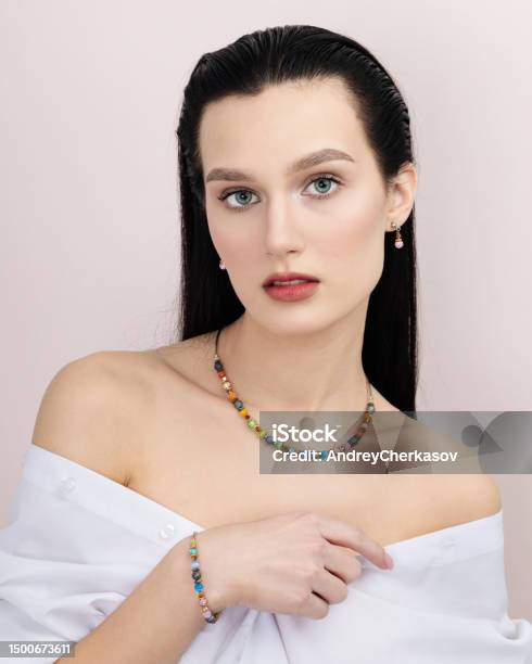 Potret Closeup Gadis Model Berambut Cokelat Cantik Dengan Rambut Lurus