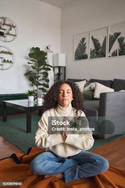 Wanita Latin Muda Yang Tenang Melakukan Meditasi Yoga Latihan ... Wanita Latin Muda Yang Tenang Melakukan Meditasi Yoga Latihan ...
