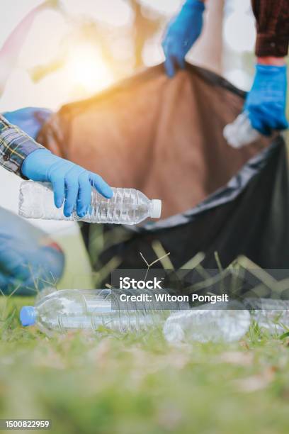 Pria Mengumpulkan Sampah Relawan Untuk Mengumpulkan Botol Plastik Dalam