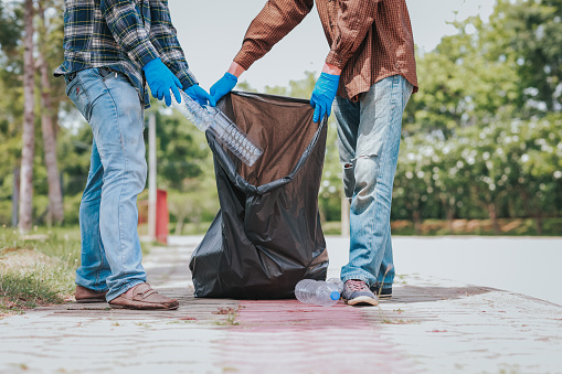 Pria Mengumpulkan Sampah Relawan Untuk Mengumpulkan Botol Plastik Dalam