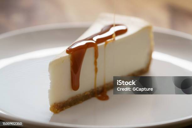 Saus Karamel Dituangkan Di Atas Sepotong Cheesecake Tradisional New