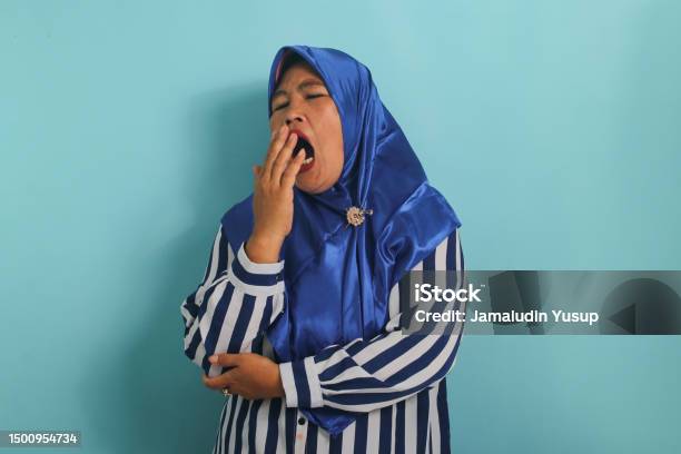 Wanita Asia Mengantuk Berjilbab Biru Menguap Terlihat Bosan Dan Lelah