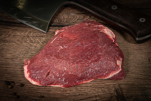 Sepotong Daging Sapi Mentah Segar Steak Striploin Dengan Latar Belakang