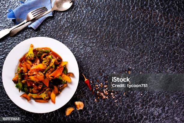 Sup Daging Sapi Dengan Kentang Dan Wortel Dalam Saus Tomat Dalam Panci