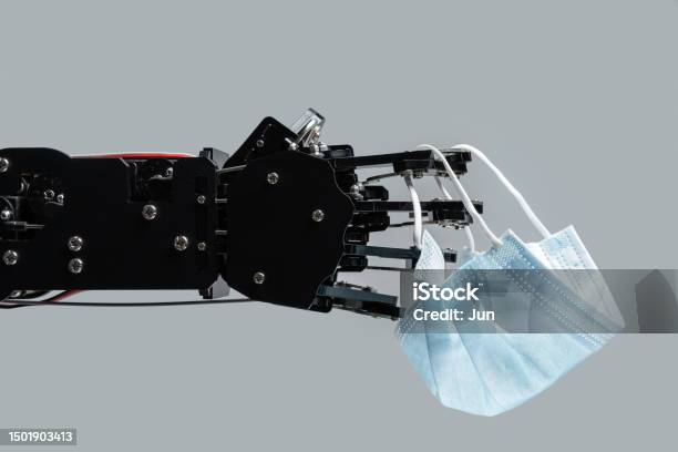 Tangan Robot Nyata Dengan Masker Wajah Medis Konsep Kecerdasan Buatan