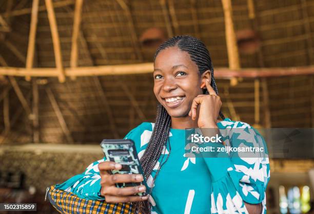 Bidikan Seorang Wanita Muda Afrika Yang Cantik Dengan Menggunakan ... Bidikan Seorang Wanita Muda Afrika Yang Cantik Dengan Menggunakan ...