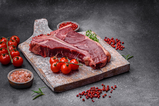 Steak Tbone Daging Sapi Mentah Yang Berair Dengan Garam Rempahrempah