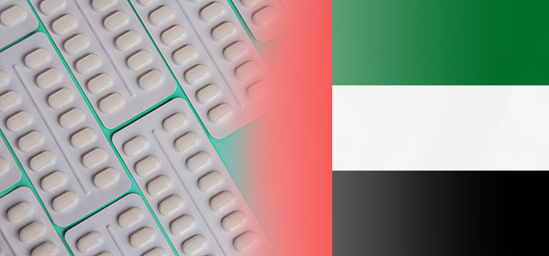 Bendera Uni Emirat Arab Dengan Tablet Farmakologi Perkembangan Di ... Bendera Uni Emirat Arab Dengan Tablet Farmakologi Perkembangan Di ...