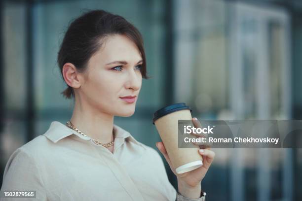 Potret Wanita Bisnis Muda Memegang Cangkir Kertas Di Tangan Dengan Kopi ... Potret Wanita Bisnis Muda Memegang Cangkir Kertas Di Tangan Dengan Kopi ...
