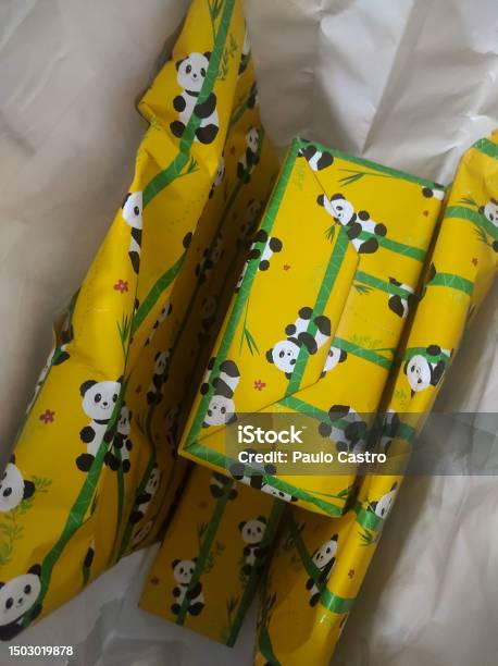 Tas Dengan Hadiah Ulang Tahun Yang Dibungkus Kertas Kuning Dengan Panda ... Tas Dengan Hadiah Ulang Tahun Yang Dibungkus Kertas Kuning Dengan Panda ...