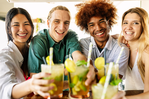 Potret Grup Temanteman Muda Yang Bahagia Bersorak Dengan Minuman Mojito ... Potret Grup Temanteman Muda Yang Bahagia Bersorak Dengan Minuman Mojito ...