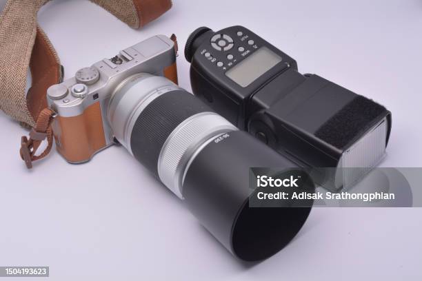 Kamera Dslr Dan Latar Belakang Putih Flash Foto Stok - Unduh Gambar ... Kamera Dslr Dan Latar Belakang Putih Flash Foto Stok - Unduh Gambar ...