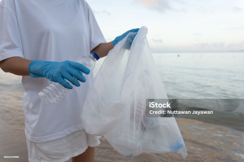 Hemat Lautan Relawan Memungut Sampah Sampah Di Pantai Dan Botol Plastik