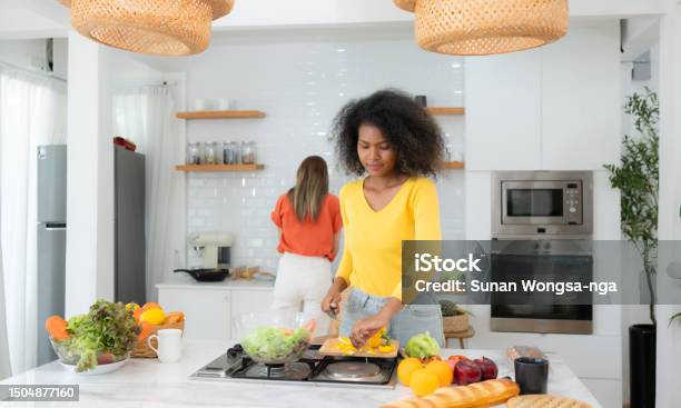 Potret Pasangan Lgbt Wanita Muda Makan Salad Dan Tersenyum Sambil ... Potret Pasangan Lgbt Wanita Muda Makan Salad Dan Tersenyum Sambil ...