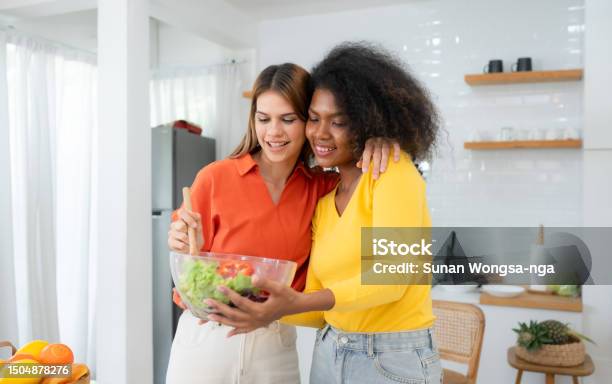 Potret Pasangan Lgbt Wanita Muda Makan Salad Dan Tersenyum Sambil ... Potret Pasangan Lgbt Wanita Muda Makan Salad Dan Tersenyum Sambil ...