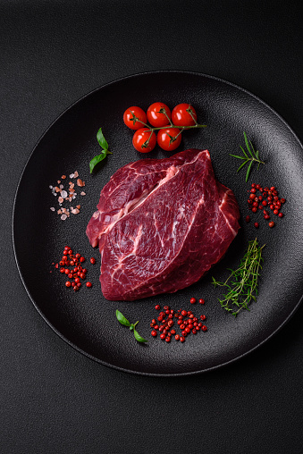 Steak Daging Sapi Mentah Segar Dengan Garam Rempahrempah Dan