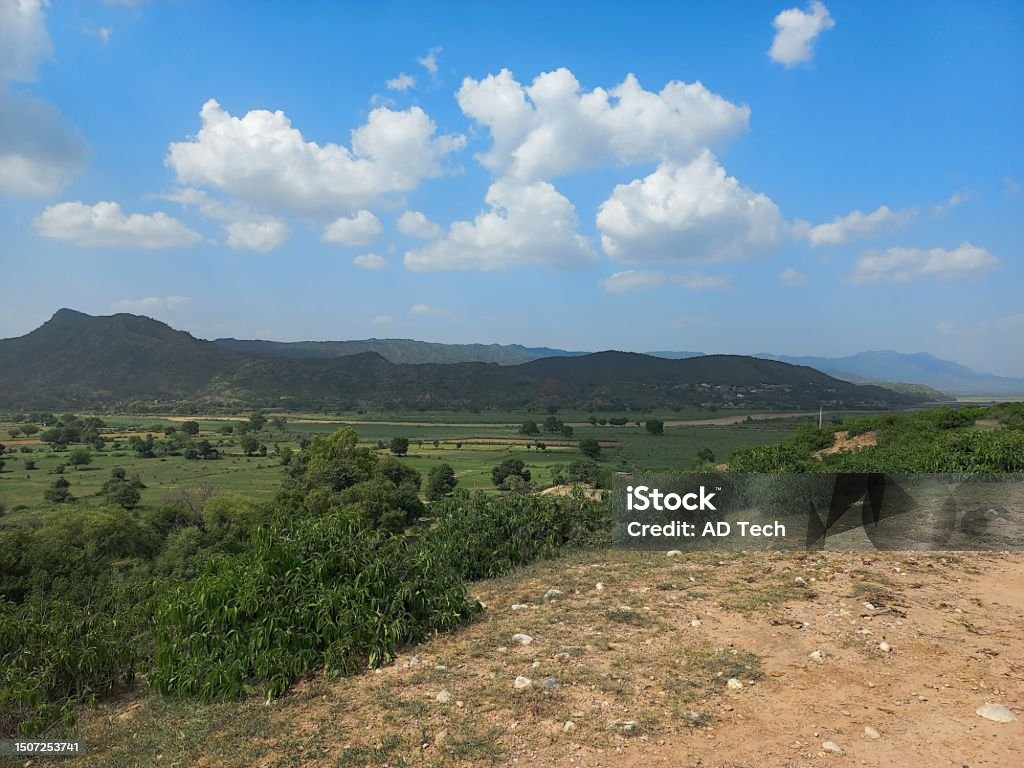 Awan Membayangi Bukit Pegunungan Pemandangan Indah Perbukitan Dengan ... Awan Membayangi Bukit Pegunungan Pemandangan Indah Perbukitan Dengan ...