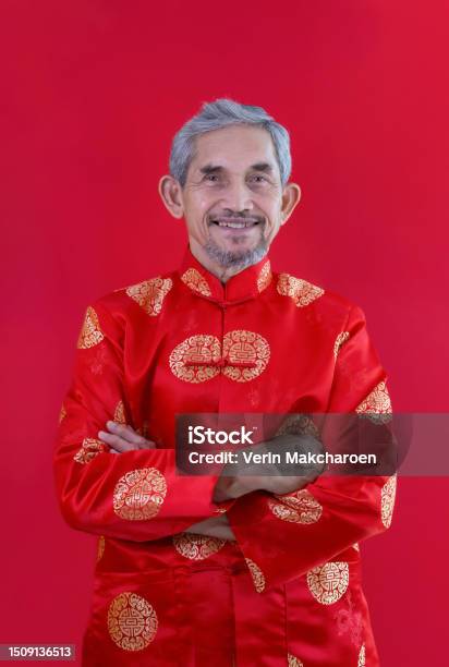 Potret Pria Senior Asia Dengan Rambut Abuabu Dan Janggut Dalam Pakaian ... Potret Pria Senior Asia Dengan Rambut Abuabu Dan Janggut Dalam Pakaian ...