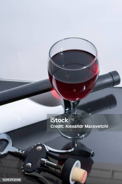 Segelas Anggur Merah Dengan Botol Dan Pembuka Botol Hitam Foto Stok ... Segelas Anggur Merah Dengan Botol Dan Pembuka Botol Hitam Foto Stok ...