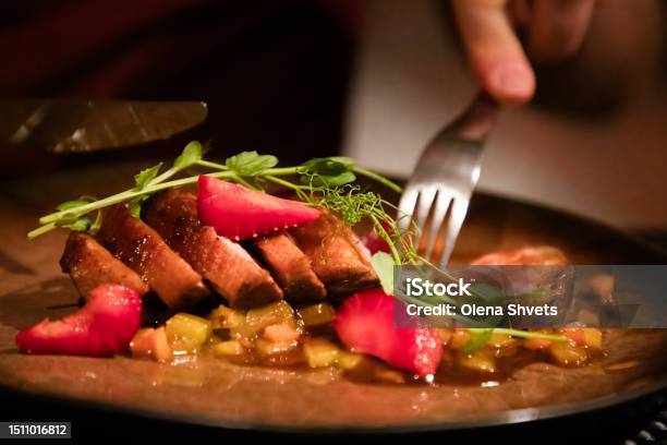 Steak Daging Sapi Dengan Sayuran Dan Stroberi Di Piring Di Restoran