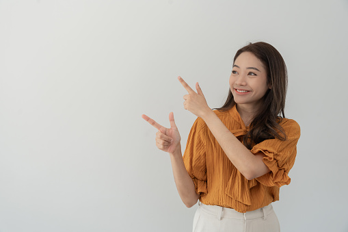 Potret Gadis Cantik Menunjuk Ruang Kosong Latar Belakang Terisolasi ... Potret Gadis Cantik Menunjuk Ruang Kosong Latar Belakang Terisolasi ...