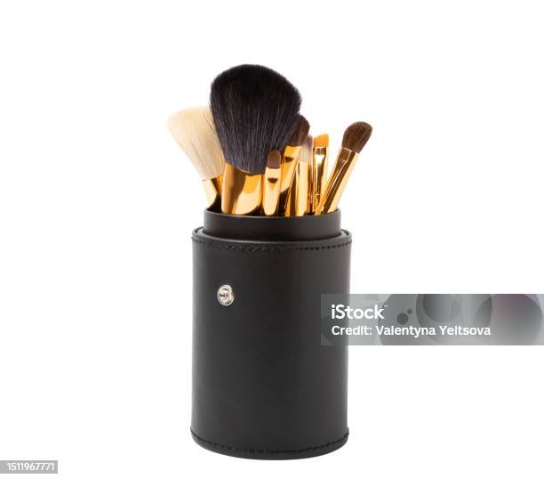 Kuas Rias Kosmetik Dalam Kasing Terisolasi Pada Latar Belakang Putih ... Kuas Rias Kosmetik Dalam Kasing Terisolasi Pada Latar Belakang Putih ...